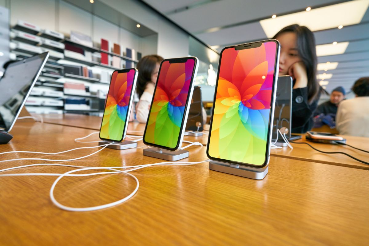 Migration Watch UK | How many taxpayer-funded mobile phones have been ...